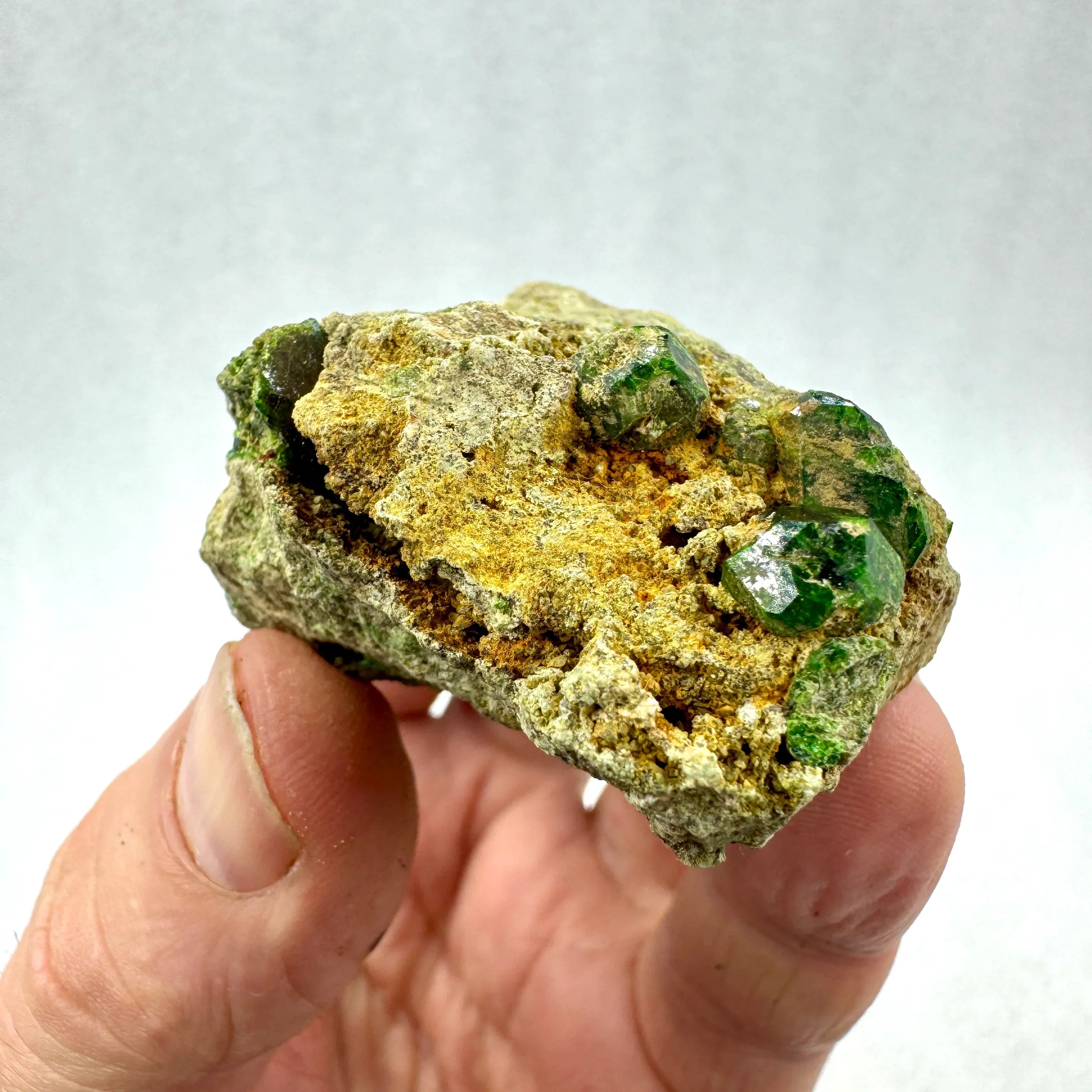 Grupo granate verde demantoide en matriz – MUNAY MINERALES MALLORCA
