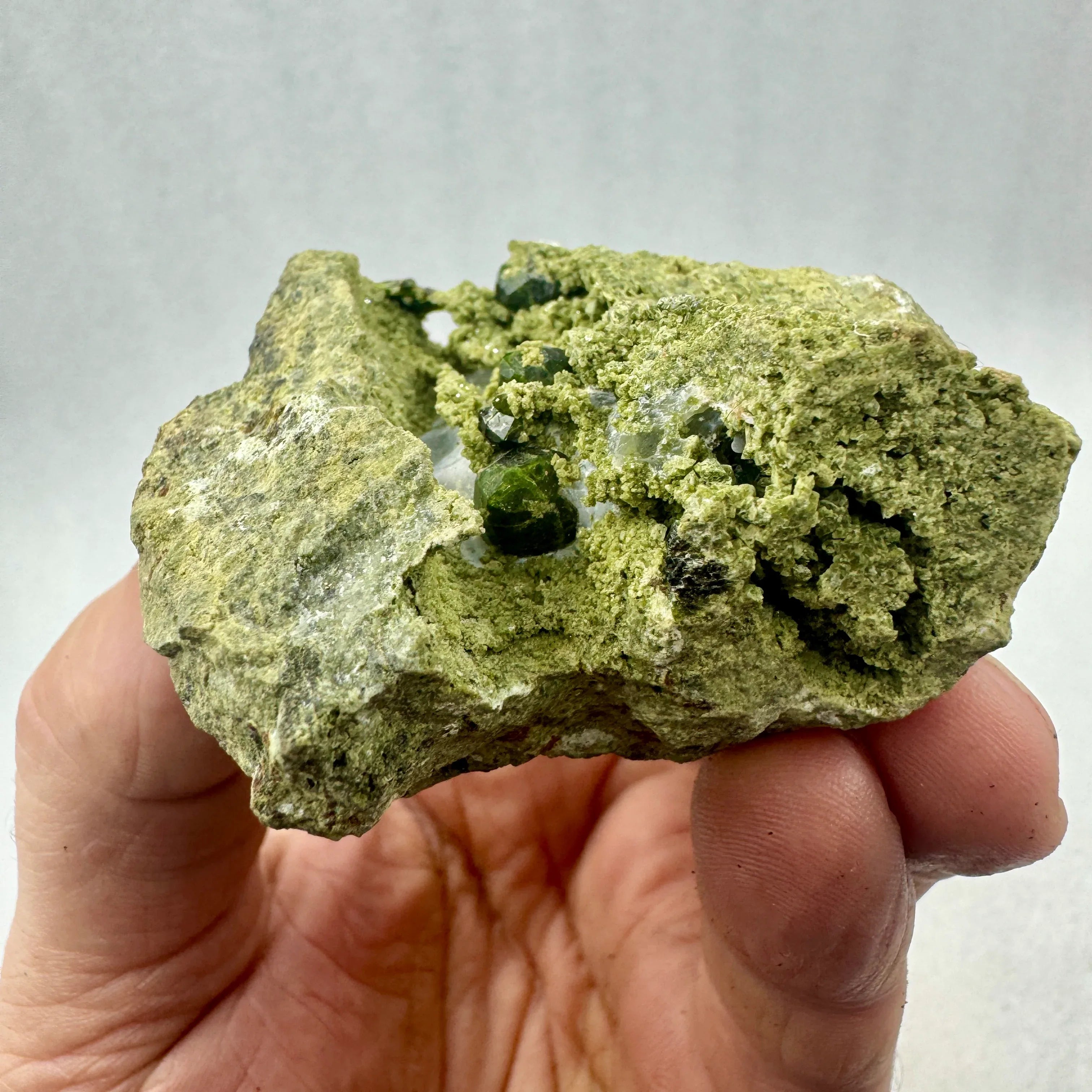 Grupo granate verde demantoide en matriz - Munay Mnerales – Munay ...